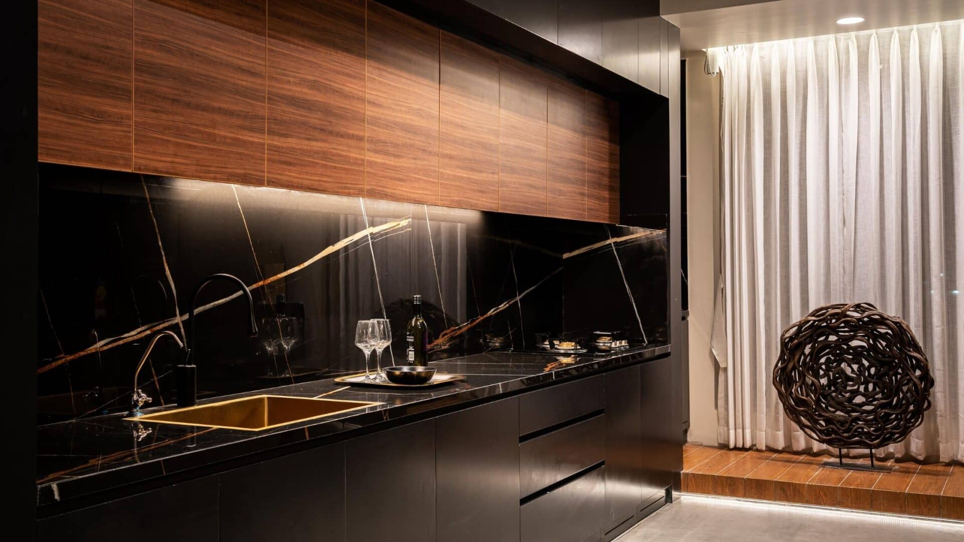 A Multipurpose Space that Serves as a Home by Day and a Nightclub After ...